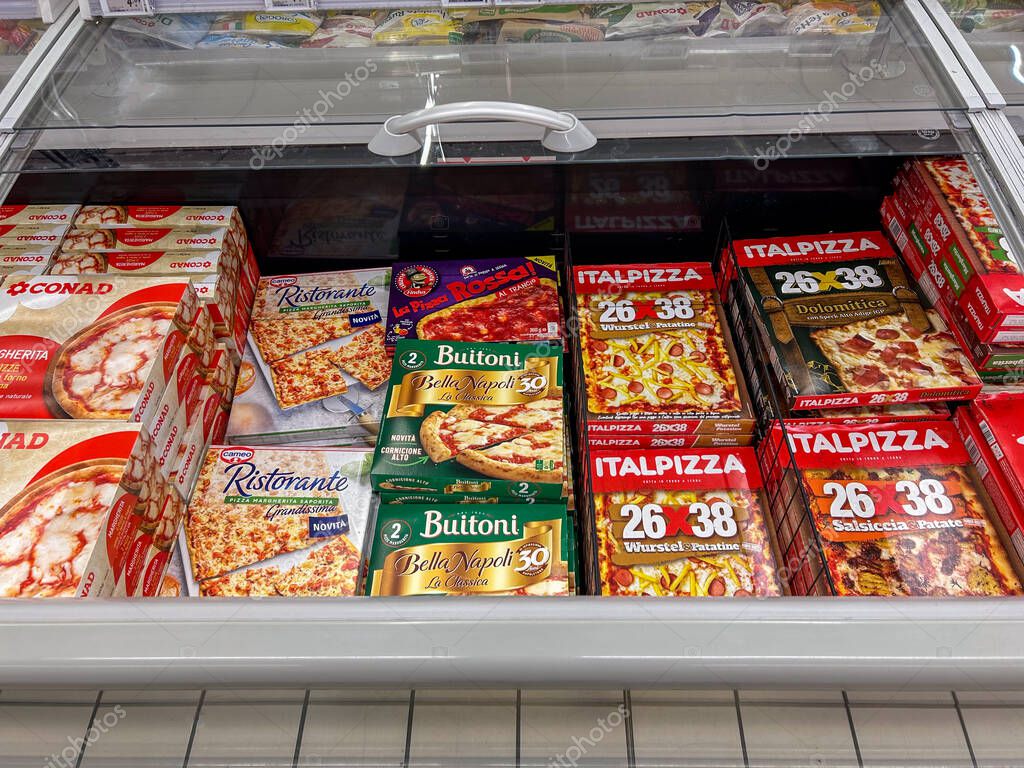 Italia - 26 de enero de 2024: Pizza precocinada congelada en paquetes ...