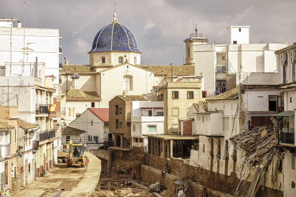 Chiva, Valencia, España; 11-06-2024: Vista de Chiva y La Rambla con la ...