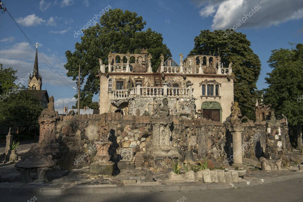 Monumento arquitectónico Casa con quimeras o Casa del escultor Golovan en el centro histórico de ...