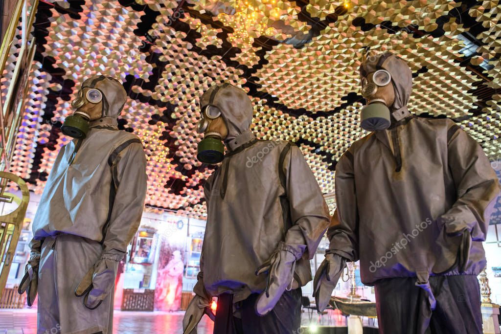 Los trajes de protecci n radiol gica de emergencia se exhiben en el ...