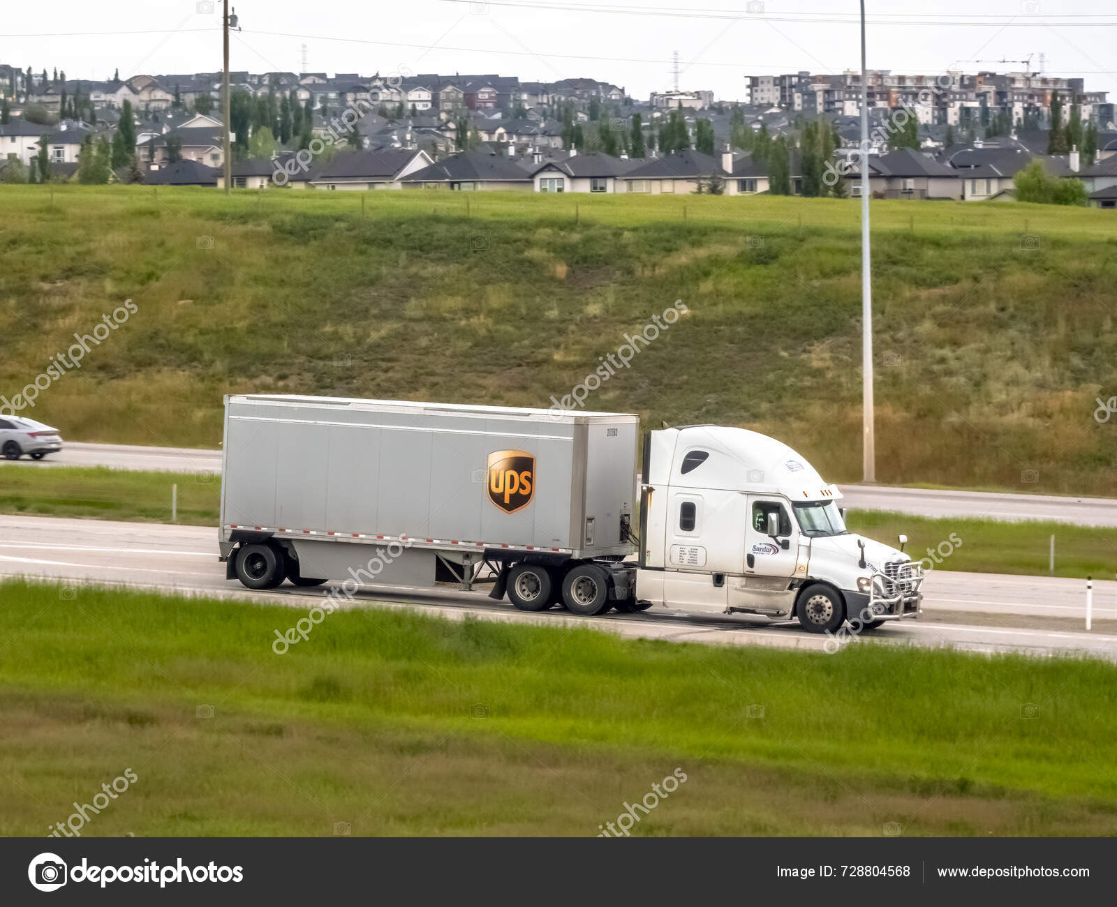 Calgary Alberta Canadá Junio 2024 Camión Carga Ups Conduciendo Una — Foto editorial de stock ...
