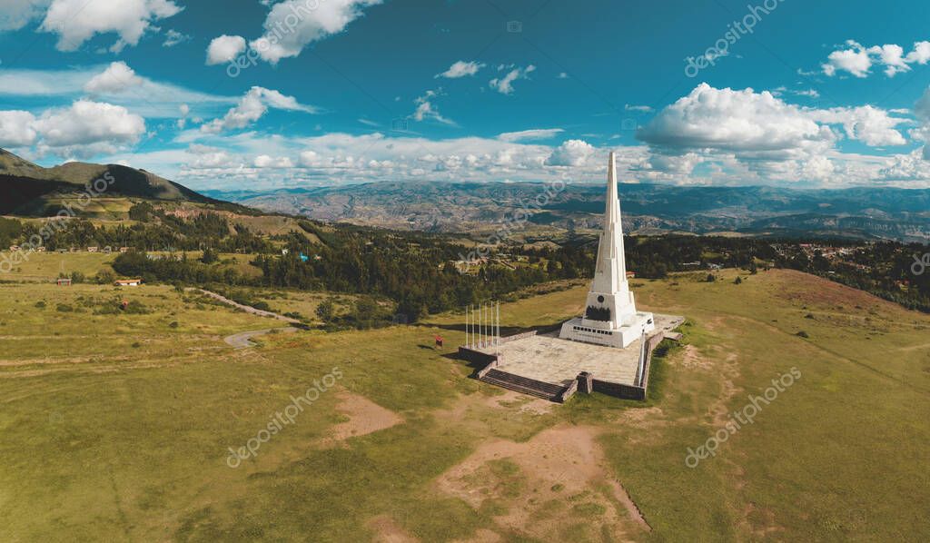 Quinua, Ayacucho, 2022. Obelisco conmemorativo que representa la ... Quinua, Ayacucho, 2022. Obelisco conmemorativo que representa la ...