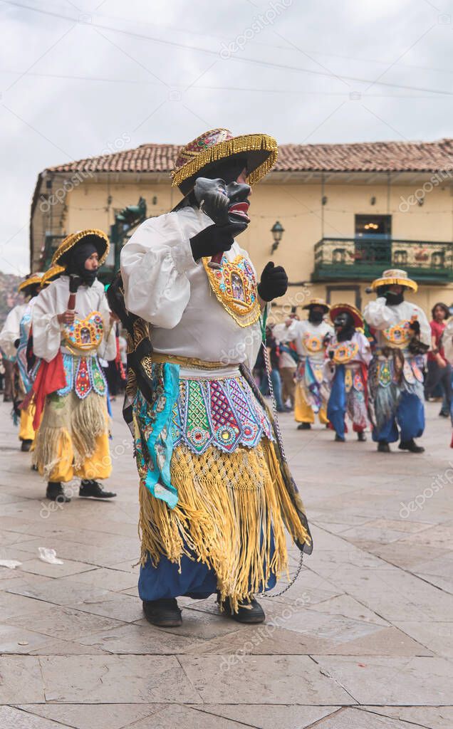 Desfile de danzas t picas en la catedral del Cusco por el Inti Raymi 2024