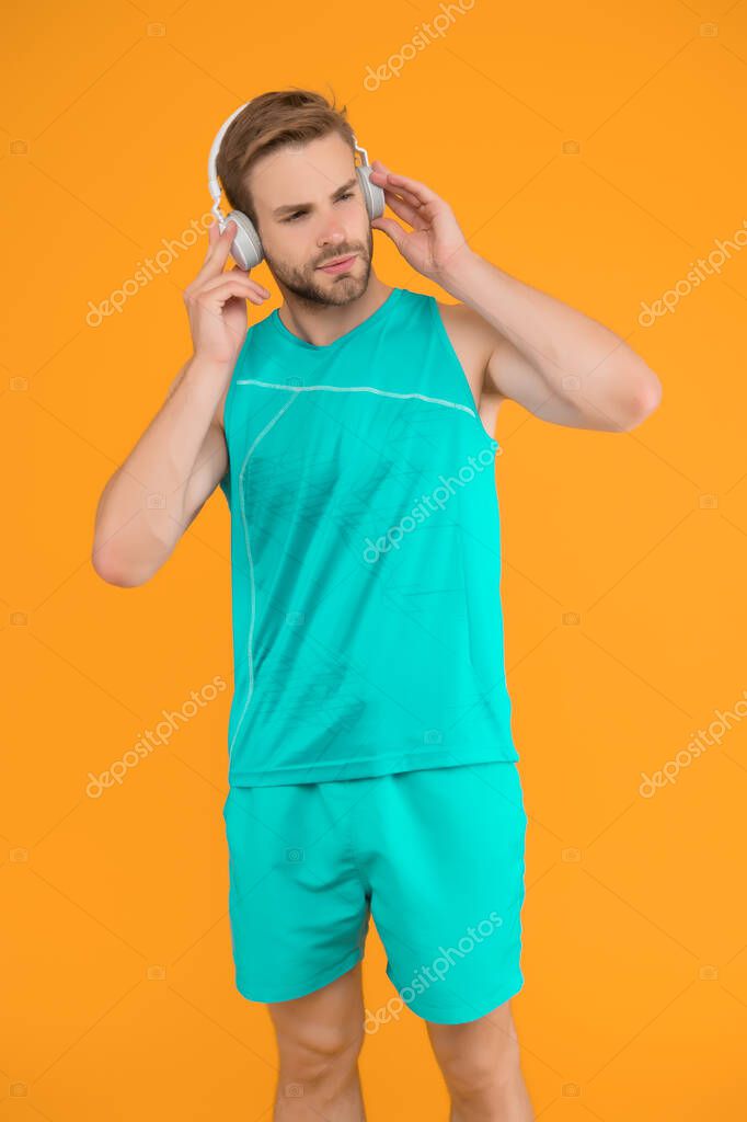 Todos necesitan una puesta a punto. El deportista escucha música ...