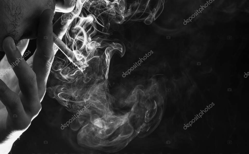 Humo y estrangulamiento. Humo de cigarrillo fondo oscuro. Cigarrillo ...