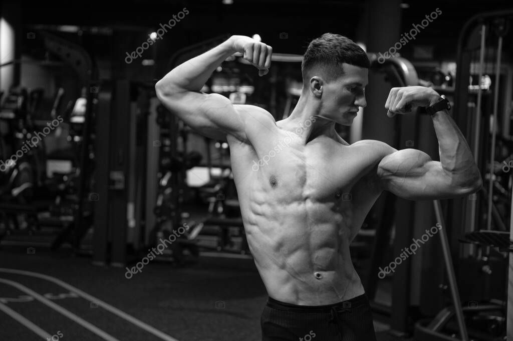 Tipo Fuerte Con Músculos Musculares Del Torso Flexionando Los Brazos