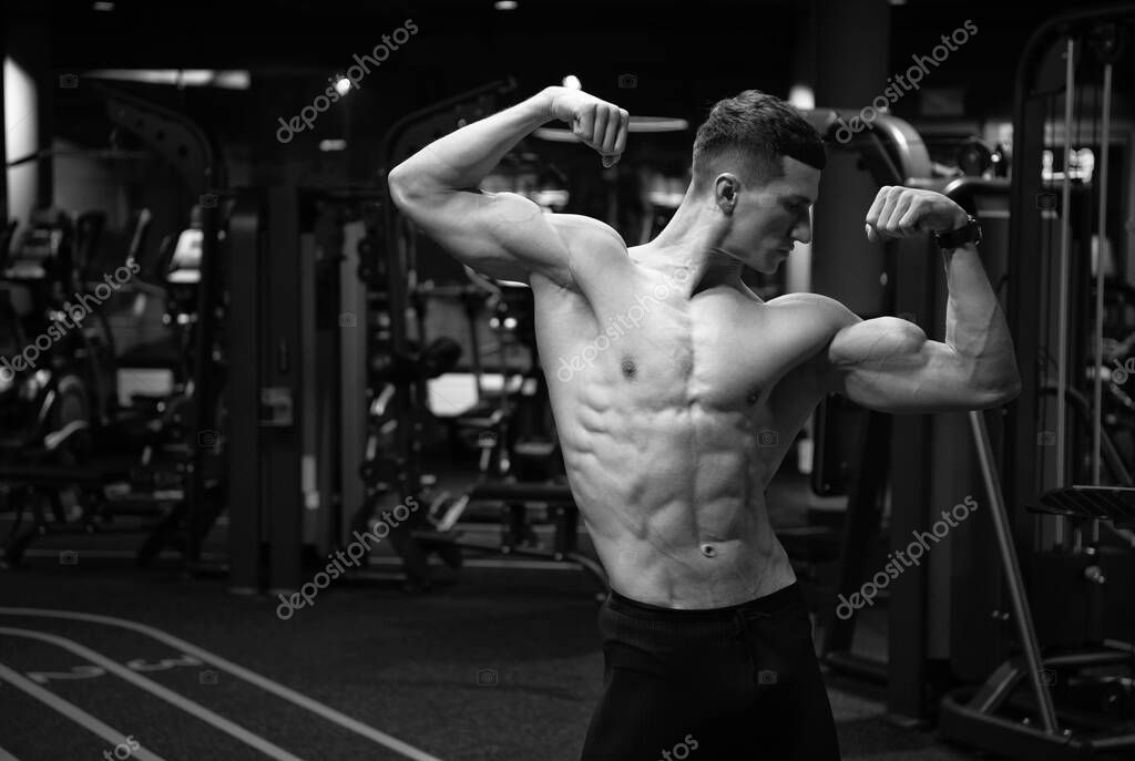 Hombre Fuerte Con El Torso En Forma Flexionando Los Músculos De Los