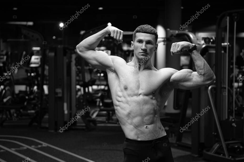 Hombre fuerte con músculos musculares de los brazos flexionados del ...