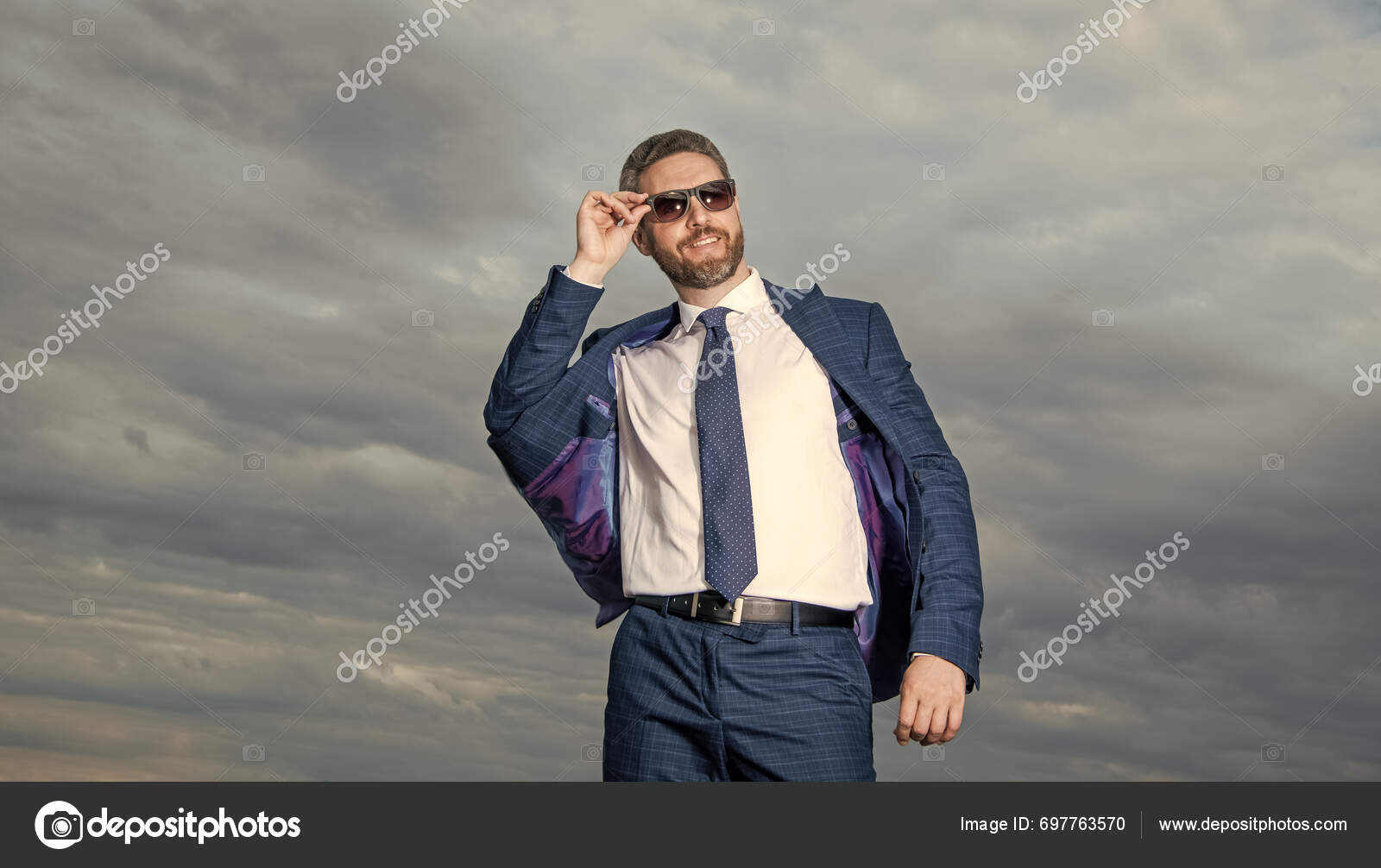 Photo Smiling Man Suit Man Suit Sky Background Man Suit — Stock Photo ... Photo Smiling Man Suit Man Suit Sky Background Man Suit — Stock Photo ...