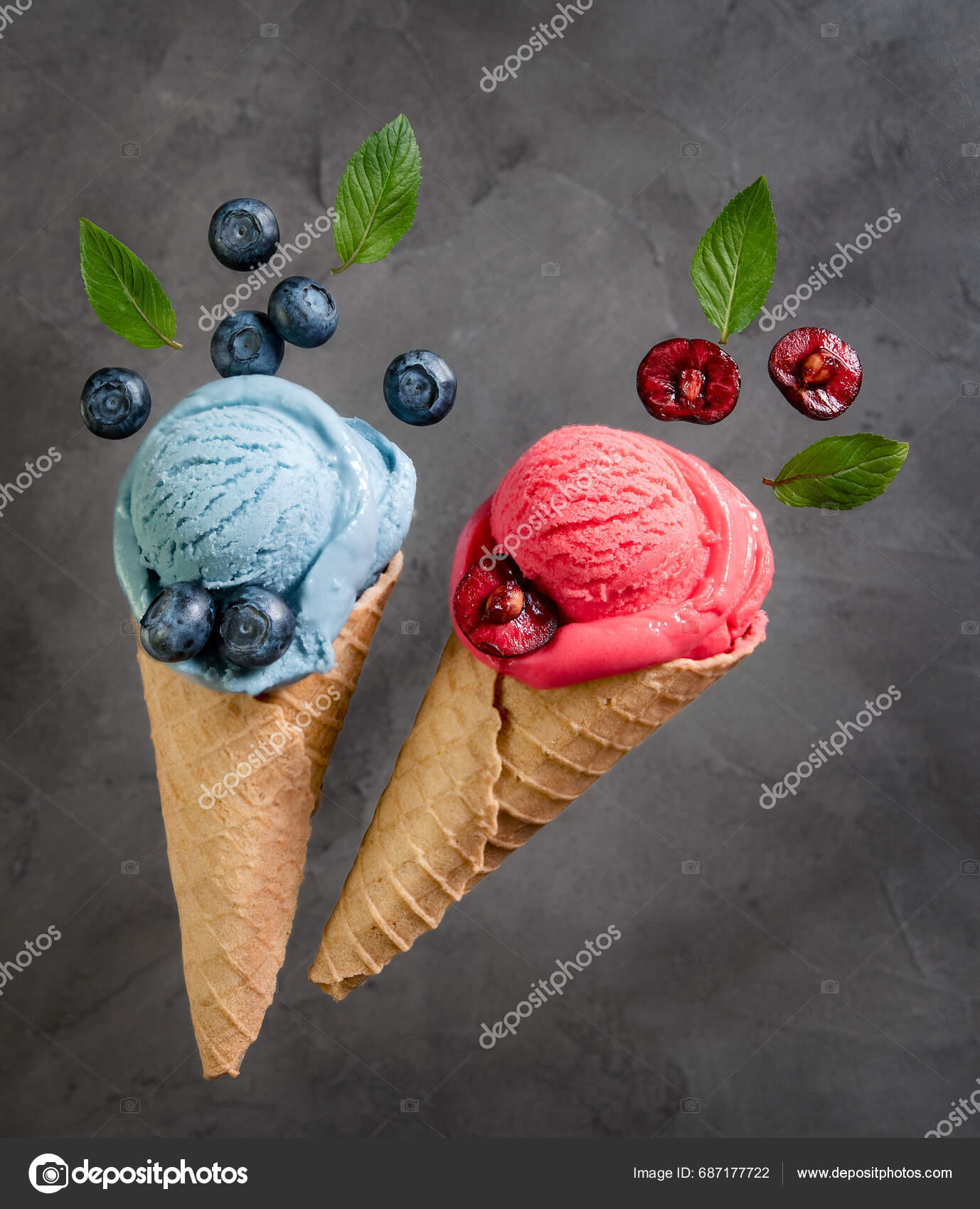Helado Azul Rosa Con Bayas Cono Gofre Con Arándanos Cerezas — Foto de ...