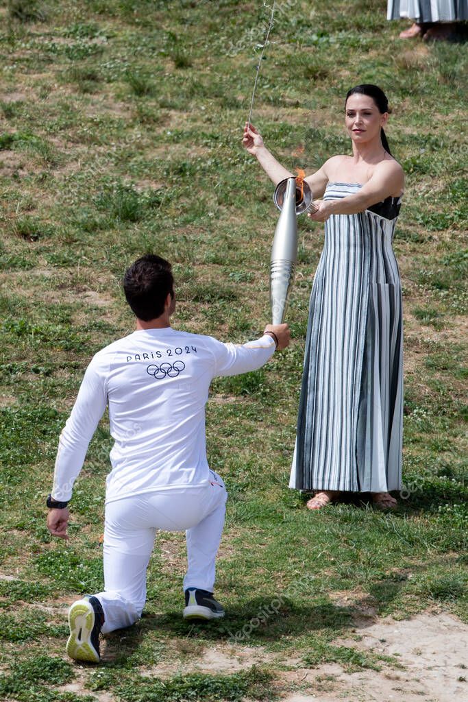 Olympia, Grecia - 15 de abril de 2024: Ceremonia ol mpica de encendido de llama para los Juegos ...
