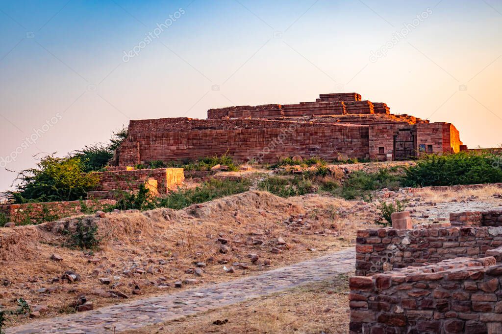 arquitectura antigua fortaleza en ruinas desde el ángulo plano en la ...