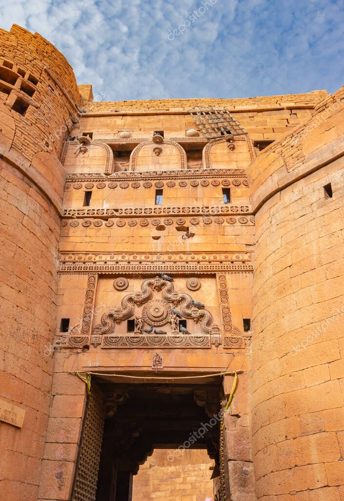 vintage patrimonio fortaleza puerta de entrada con cielo brillante ...