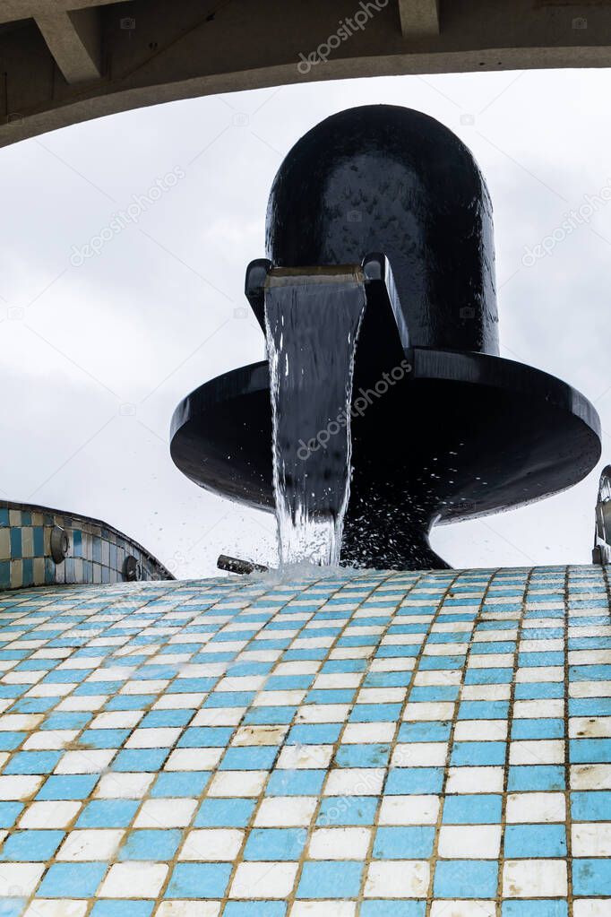 hindú símbolo religioso Shivalinga con el agua que fluye y el fondo ...