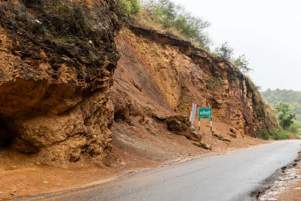 Haldighati es un histórico lugar de guerra de paso de montaña en el día ...