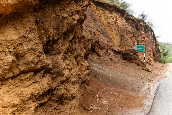 Haldighati es un histórico lugar de guerra de paso de montaña en el día ...