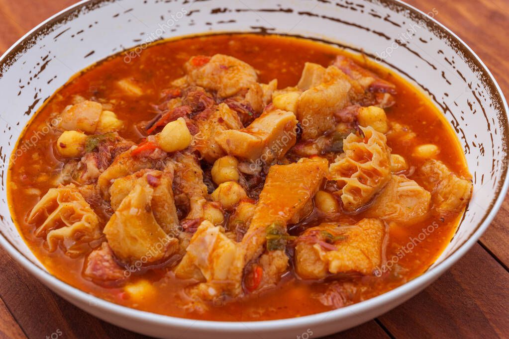 Ración de callos estilo Madrid en plato rústico sobre una mesa de ...