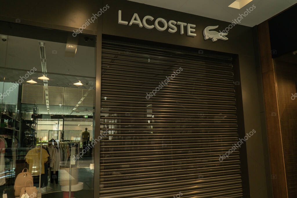 Gdansk Polonia, septiembre de 2022. LACOSTE Tiendas de ropa cerradas en ...