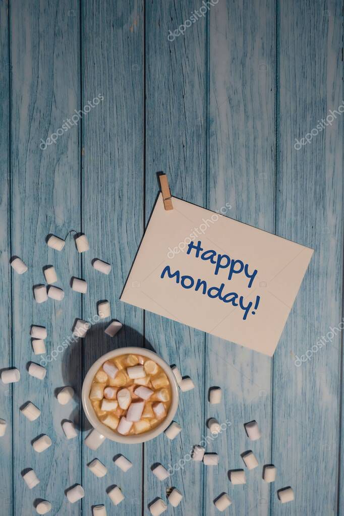FELIZ LUNES azul lunes concepto texto nota de papel con taza blanca de ...