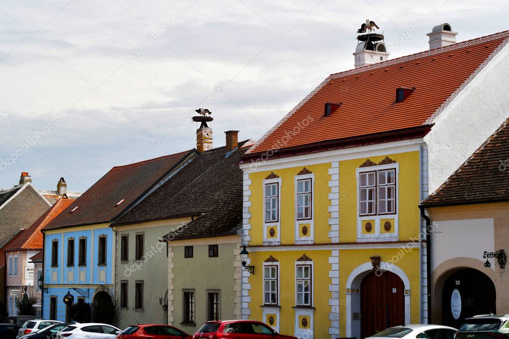 Rust, Austria - 23 de marzo de 2024: La cigüeña anida en los tejados de ...