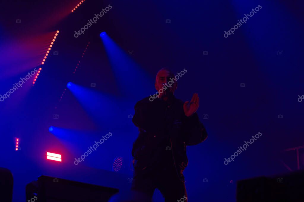 Luche en el escenario durante el concierto musical de la cantante ...