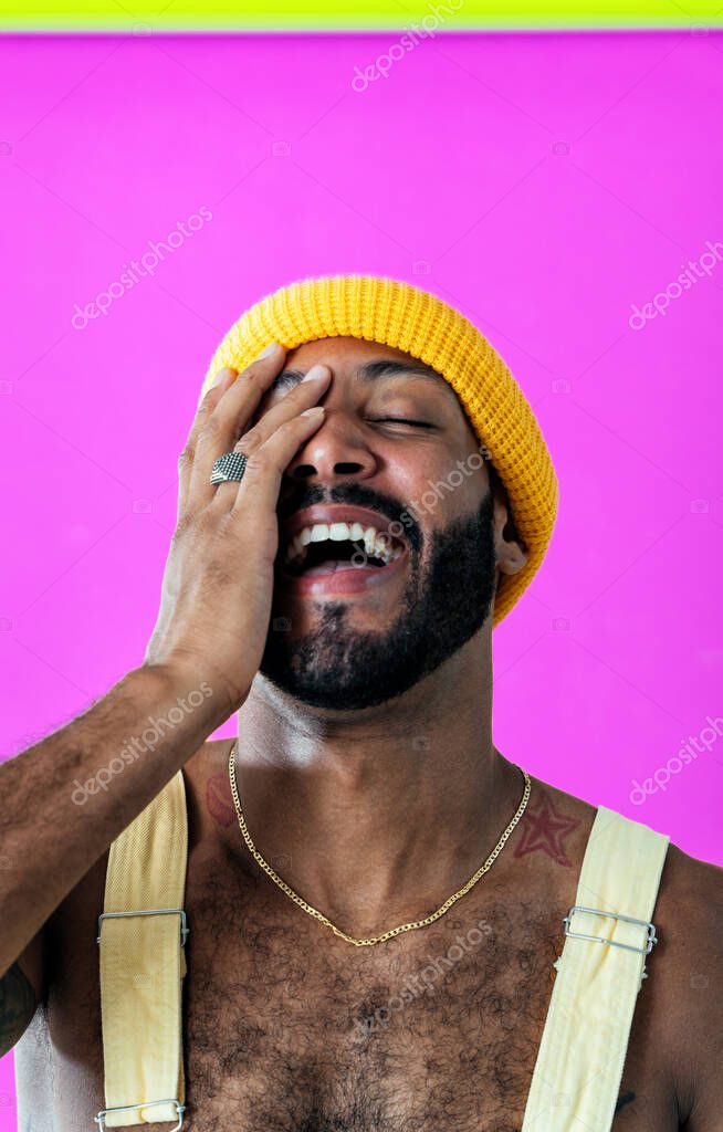 Imagen de un joven guapo posando sobre fondos de colores con ropa de ...