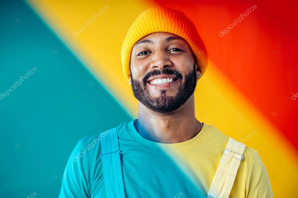 Imagen de un joven guapo posando sobre fondos de colores con ropa de ...