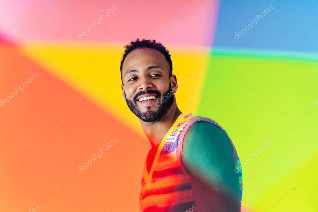 Imagen de un joven guapo posando sobre fondos de colores con ropa de ...