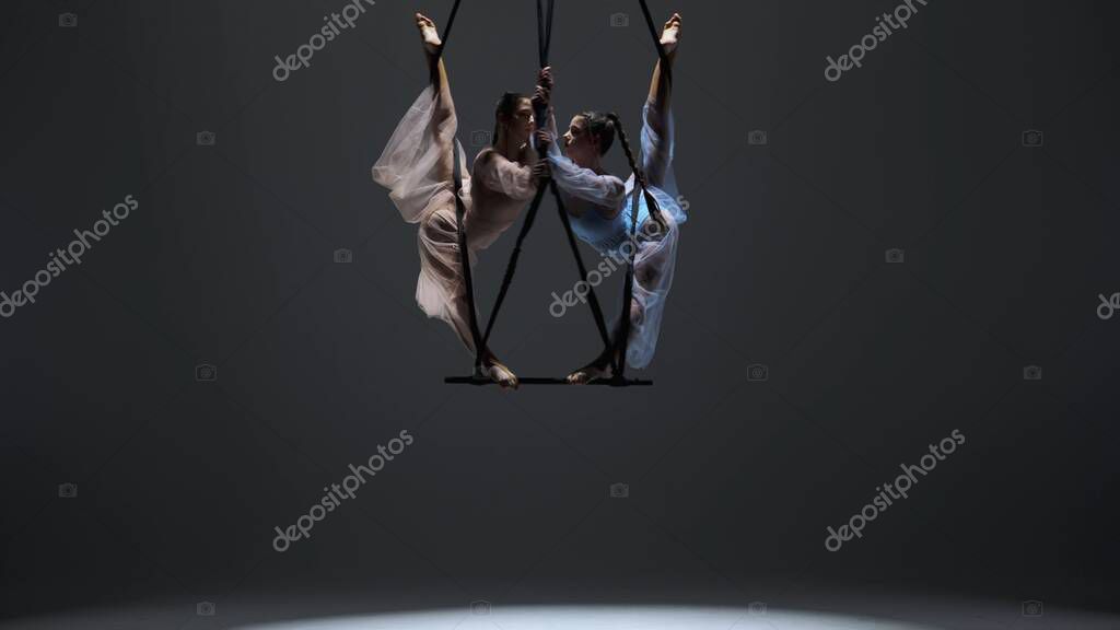 Coreografía moderna y acrobacia concepto de publicidad creativa. Dúo ...