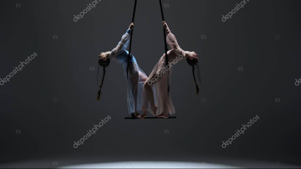 Coreografía moderna y acrobacia concepto de publicidad creativa. Dúo ...