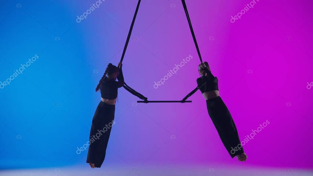Coreografía moderna y acrobacia concepto de publicidad creativa. Dúo ...