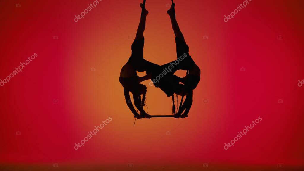 Coreografía moderna y acrobacia concepto de publicidad creativa. Dúo ...