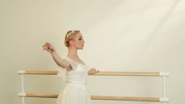 Ballerina girl sarah lowe youtube images libres de droit, photos de ...
