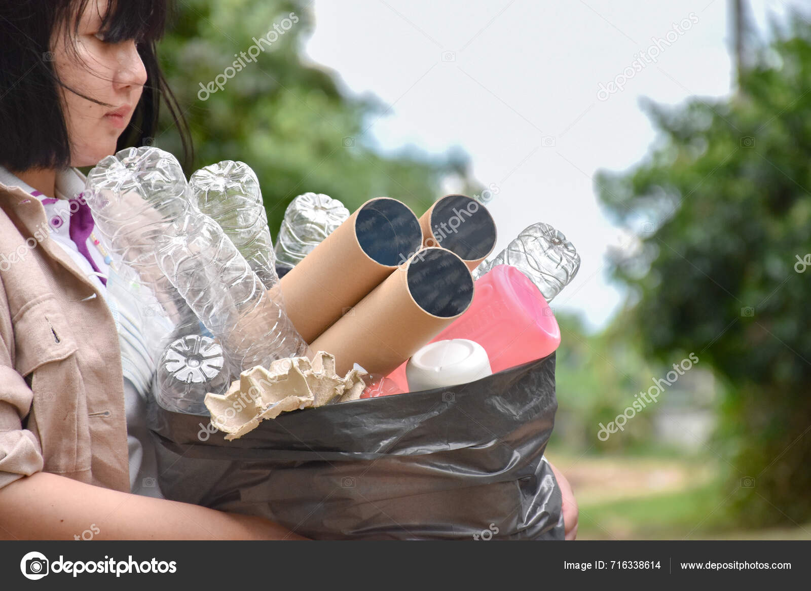 Pemilik Rumah Tangga Asia Memegang Kantong Plastik Hitam Yang Penuh — Foto Stok © Sophonnawit ...