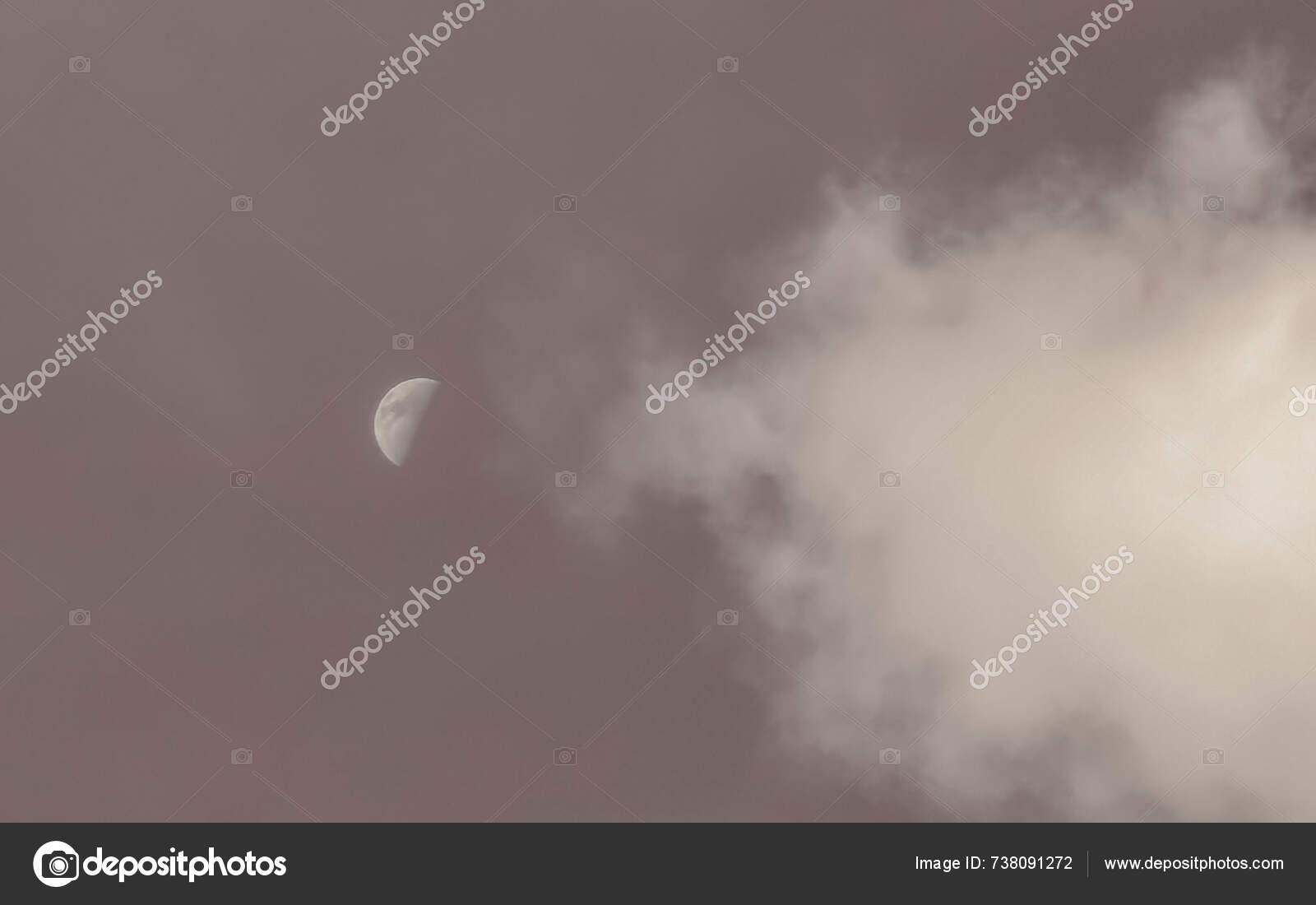 Media Luna Creciente Cielo Azul Durante Día Con Nubes Playa — Foto de ...