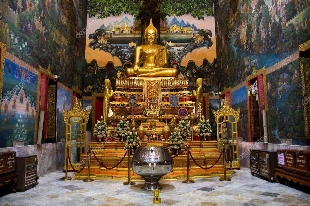 Estatua del dios buda de Luang Por Wat Rai Khing para la gente ...