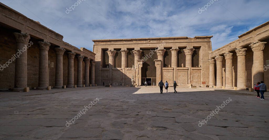 El Templo de Edfu en Edfu, Egipto vista exterior de la luz del día que ...