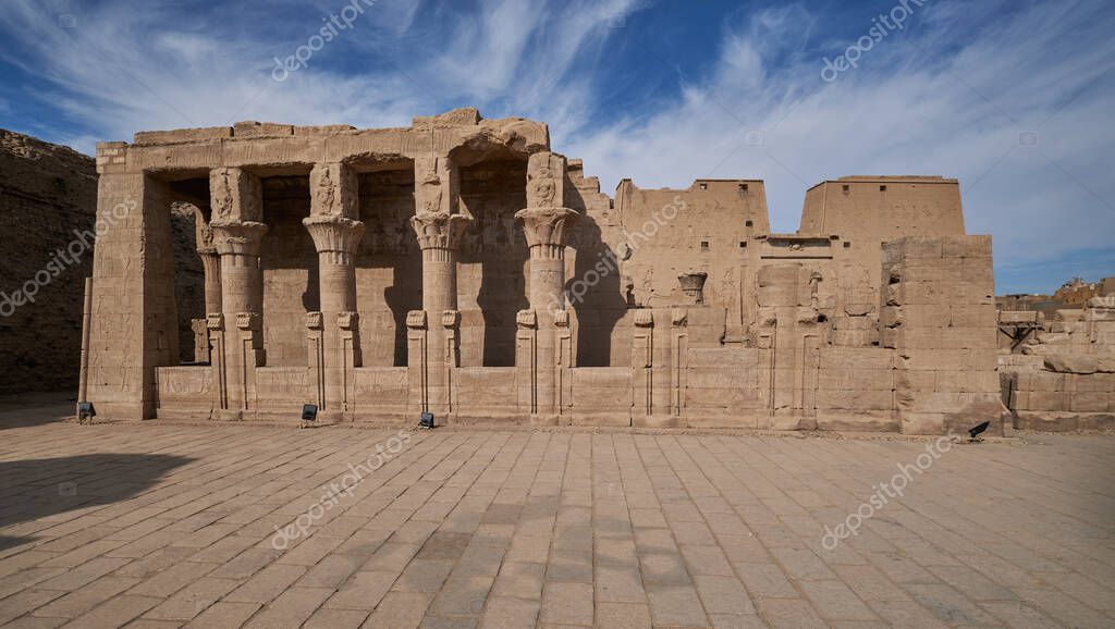 El Templo de Edfu en Edfu, Egipto vista exterior de la luz del día que muestra la casa natal ...