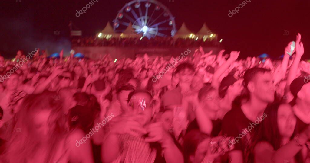 Motivación para el movimiento de masas. Caras felices de bailar y ...
