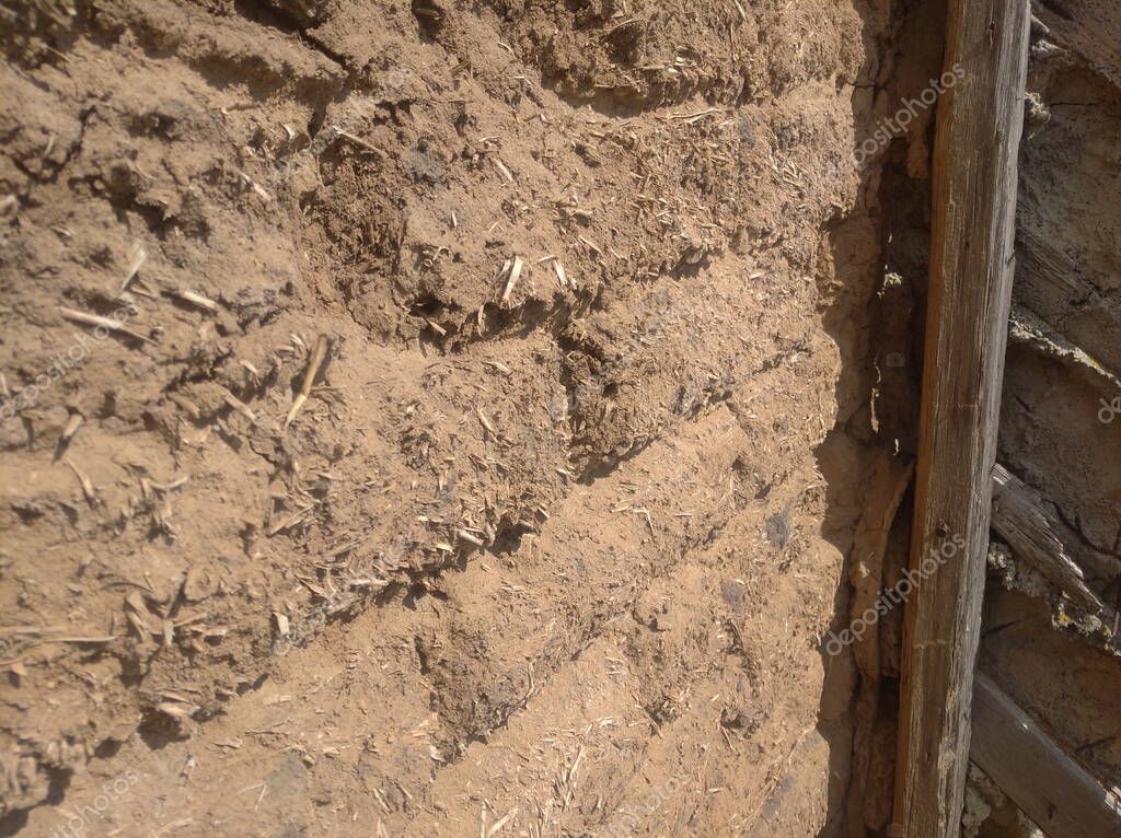 muro de adobe de una antigua casa 2024