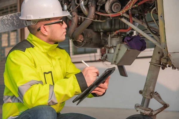 Airplane mechanic Stock Photos, Royalty Free Airplane mechanic Images ...