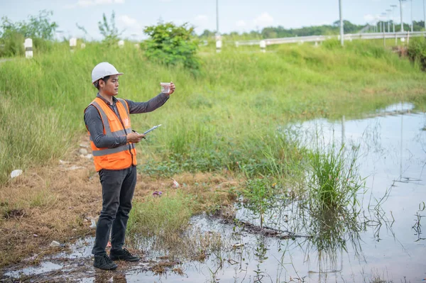 Environmental engineers inspect water quality,Bring water to the lab ...