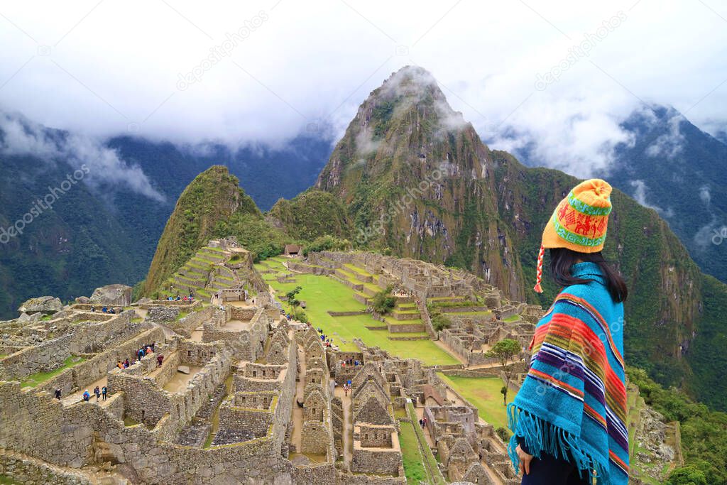 Mujer en Poncho y Sombrero Andino Visitando la Increíble Antigua ...