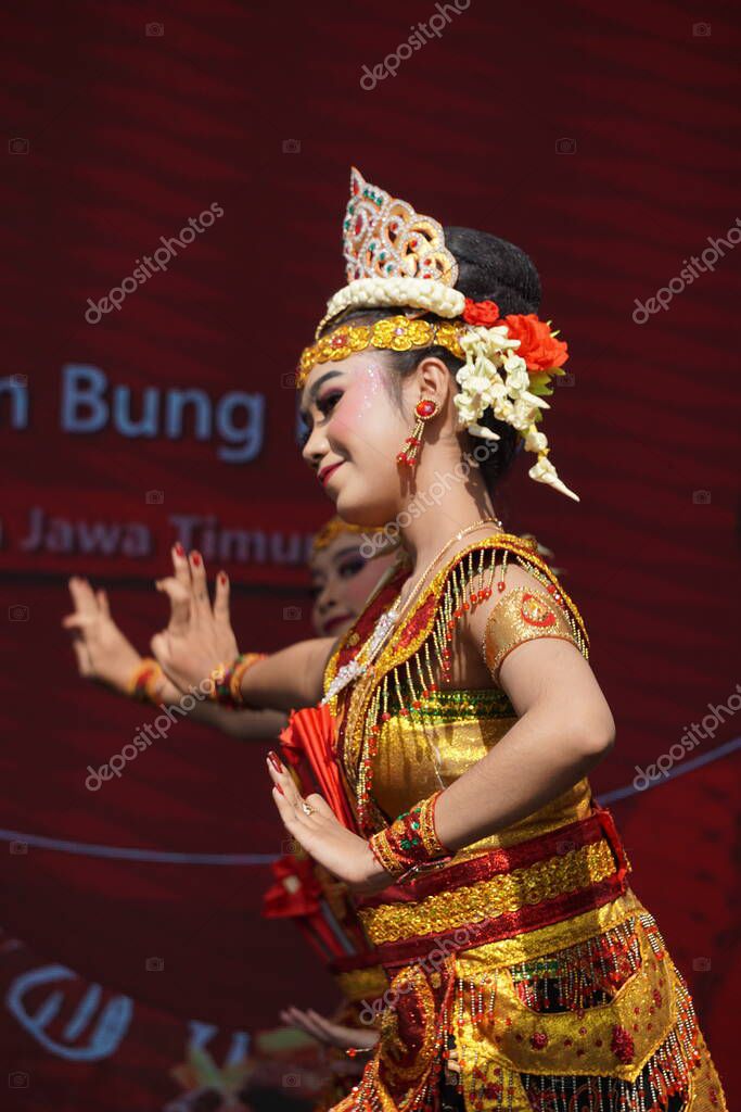 Danza indonesia mari kangen. Este baile representa la alegría de los ...