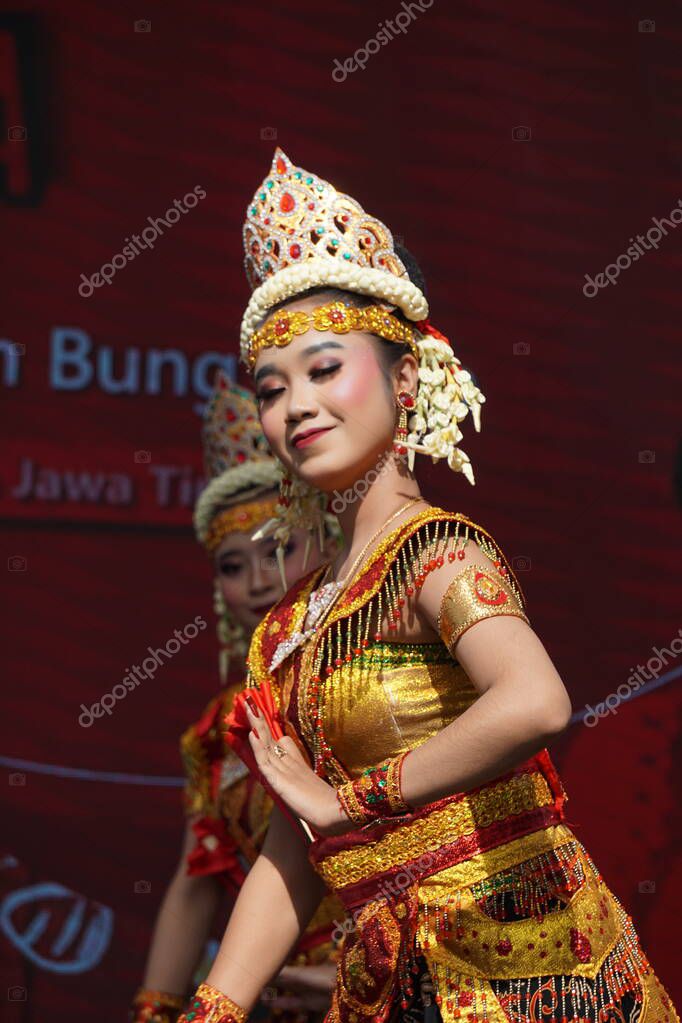 Danza indonesia mari kangen. Este baile representa la alegría de los ...