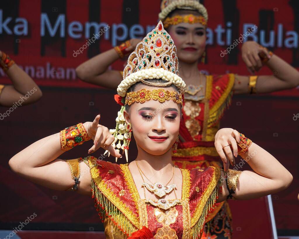Danza indonesia mari kangen. Este baile representa la alegría de los ...