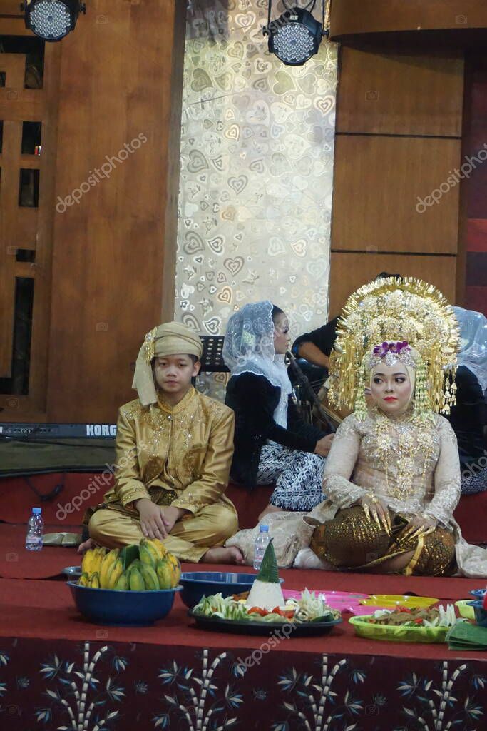 Indonesio con una ropa tradicional Minangkabau en 1800 ketupat chocolate festival de carnaval ...