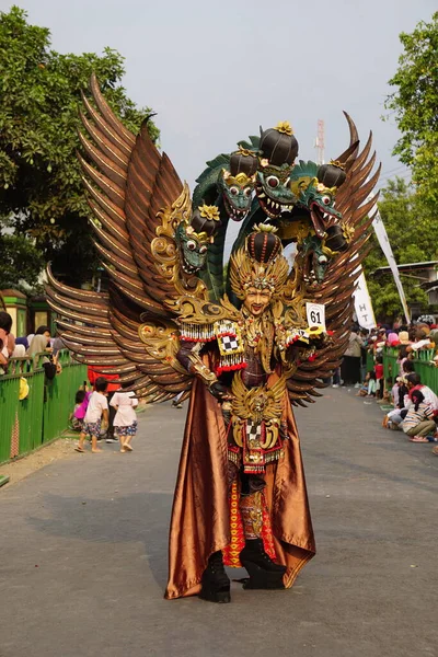 Maskot burung garuda lucu menggunakan celana berwarna hitam Stockfotos ...