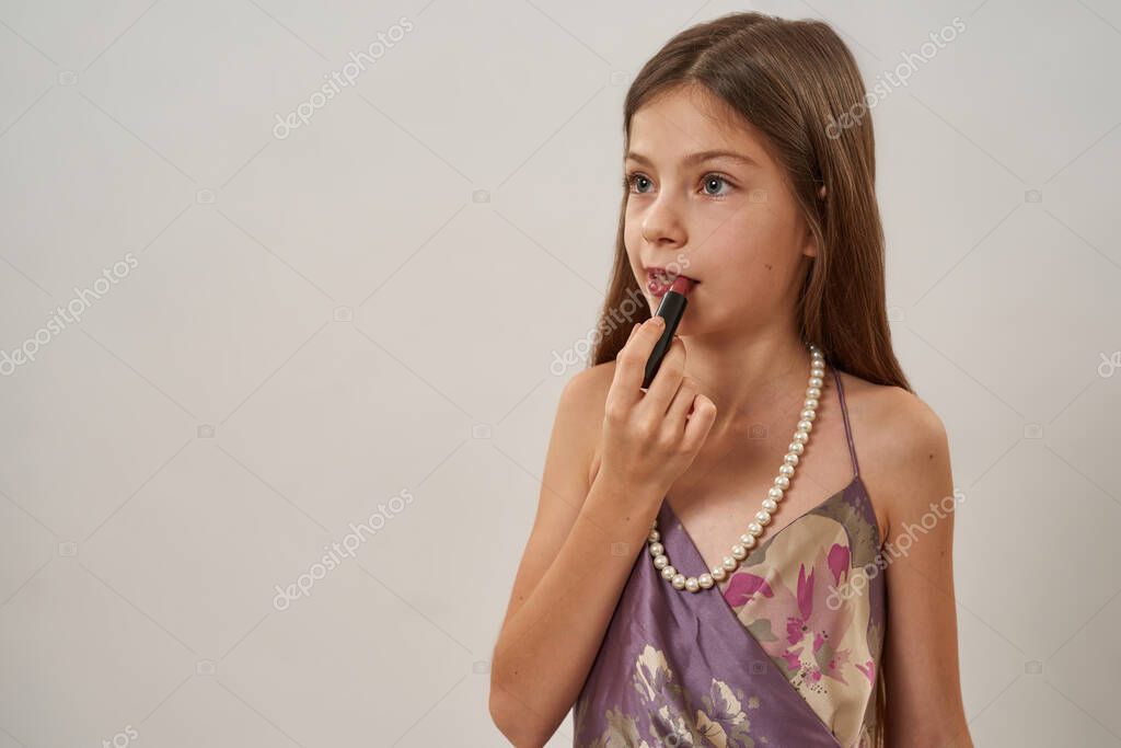 Hermosa Niña Caucásica Pintándose Los Labios Con Pomada Niña De La Generación De Zoómeros Usar