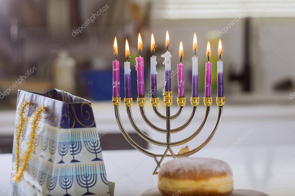 El símbolo judío de la fiesta Janucá encendiendo velas a Hanukkiah ...